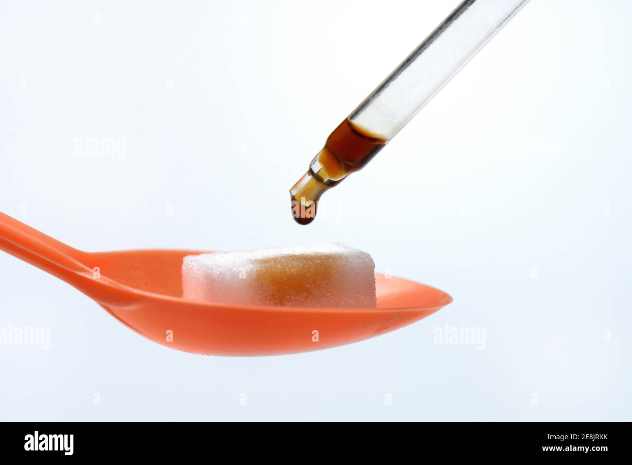 Sugar cubes on spoon, drops on pipette Stock Photo - Alamy