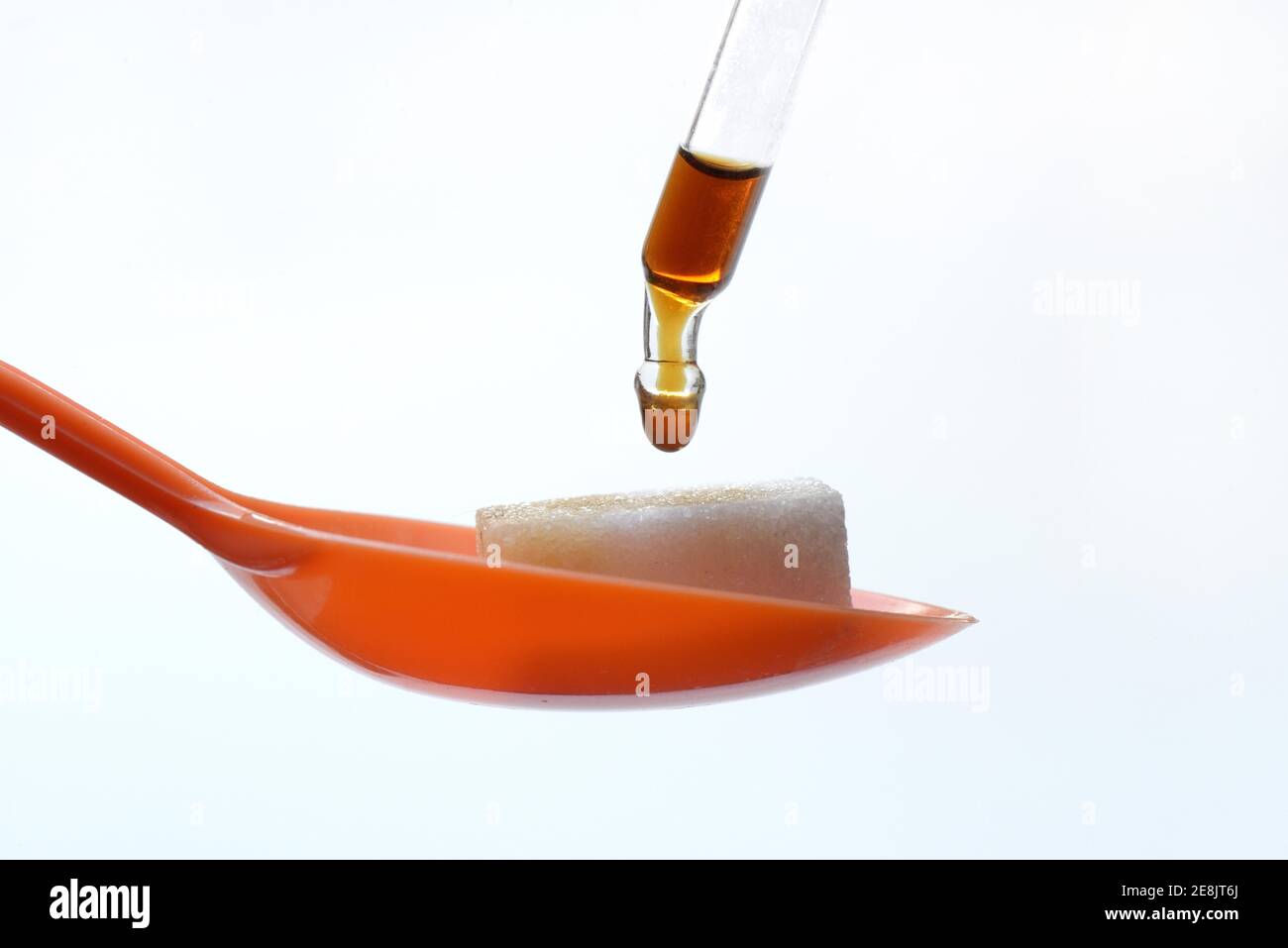 Sugar cubes on spoon, drops on pipette Stock Photo - Alamy