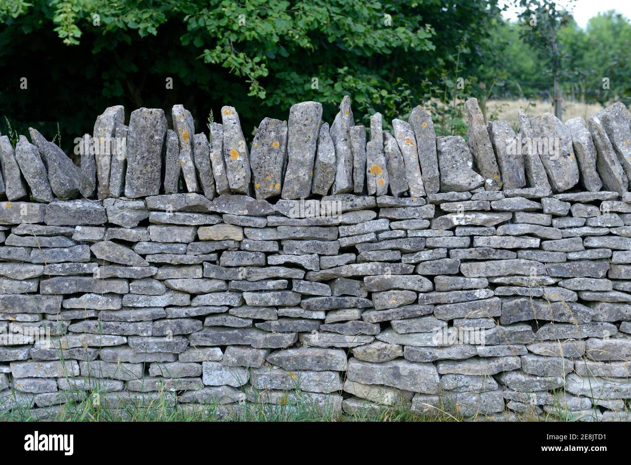 Drystone wall garden hi-res stock photography and images - Alamy