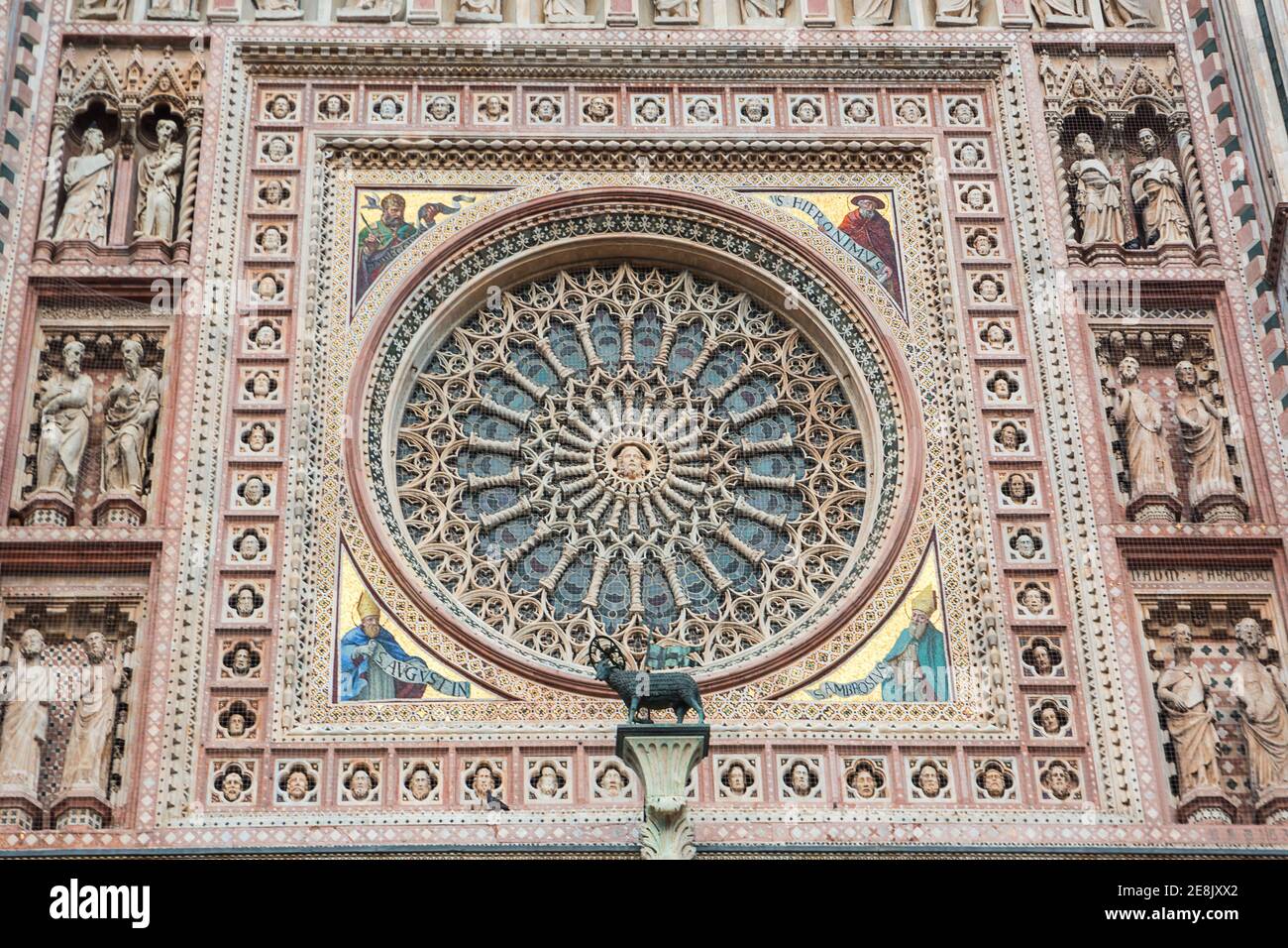 Romanesque rose window hi-res stock photography and images - Alamy