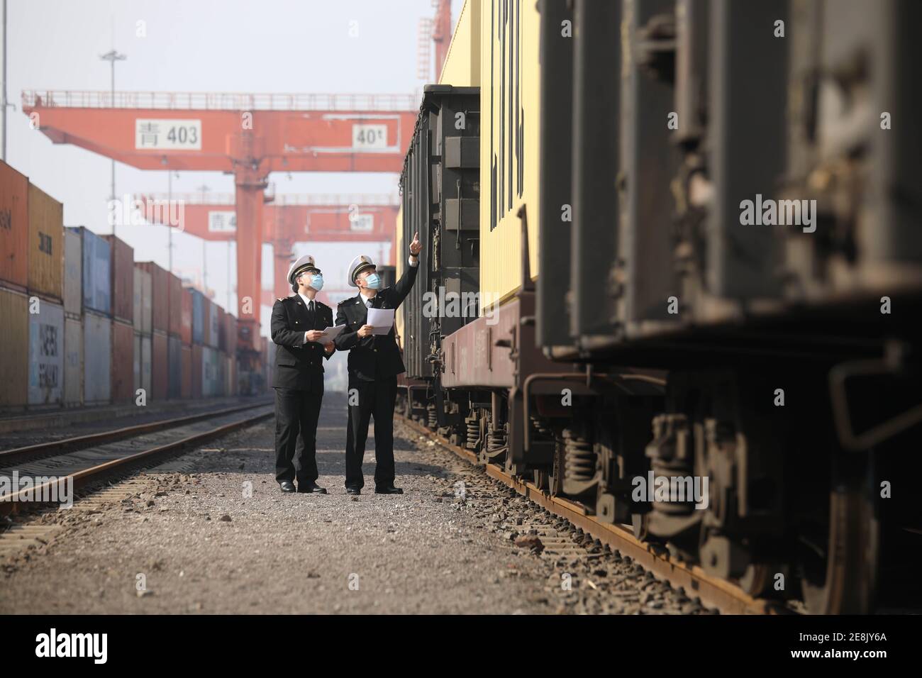 Goods train carrying freight containers hi-res stock photography and ...