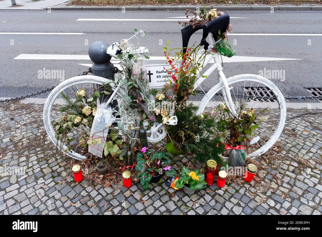 Ghost bicycle in memory cyclist hi-res stock photography and images - Alamy