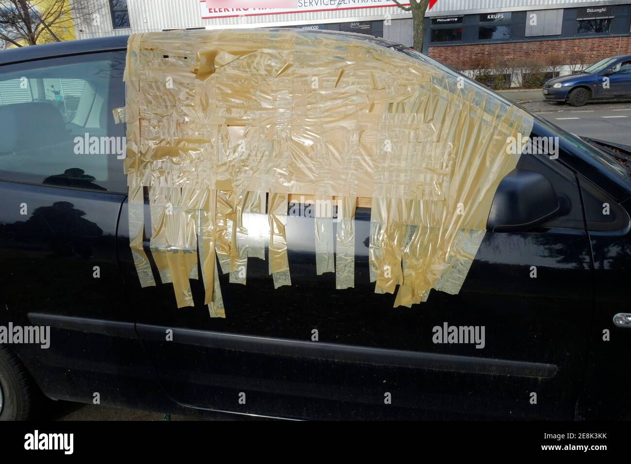 Smashed car window on the vehicle Stock Photo - Alamy