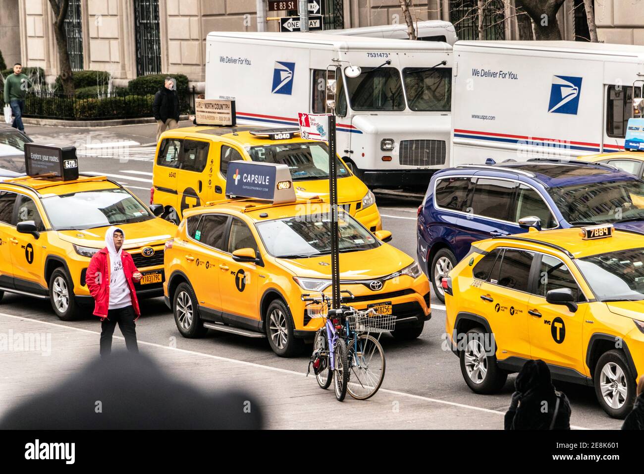 Busy street with line of yellow cabs American taxis outside the Met ...