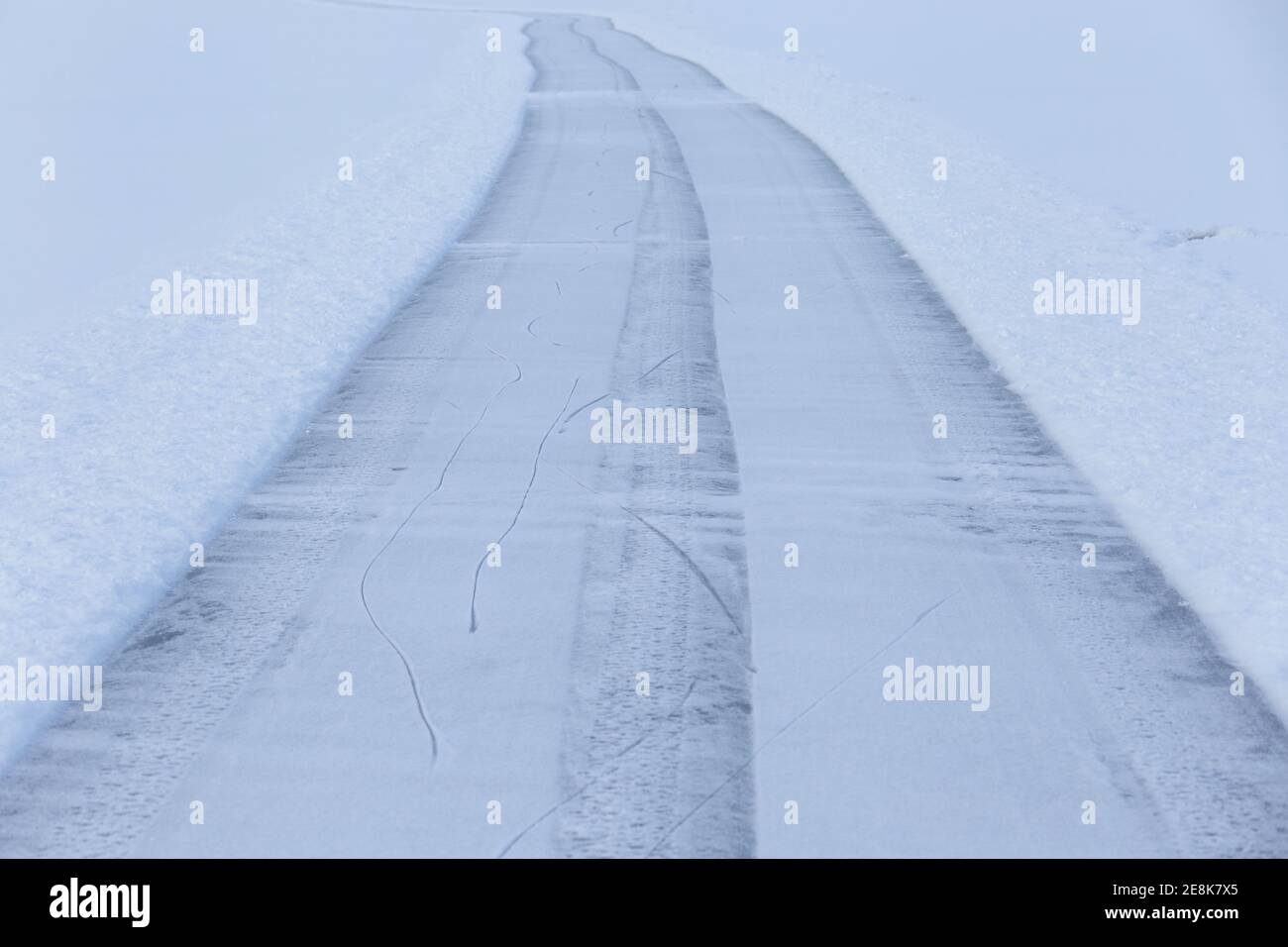 Empty ice skating track at the frozen lake Stock Photo - Alamy