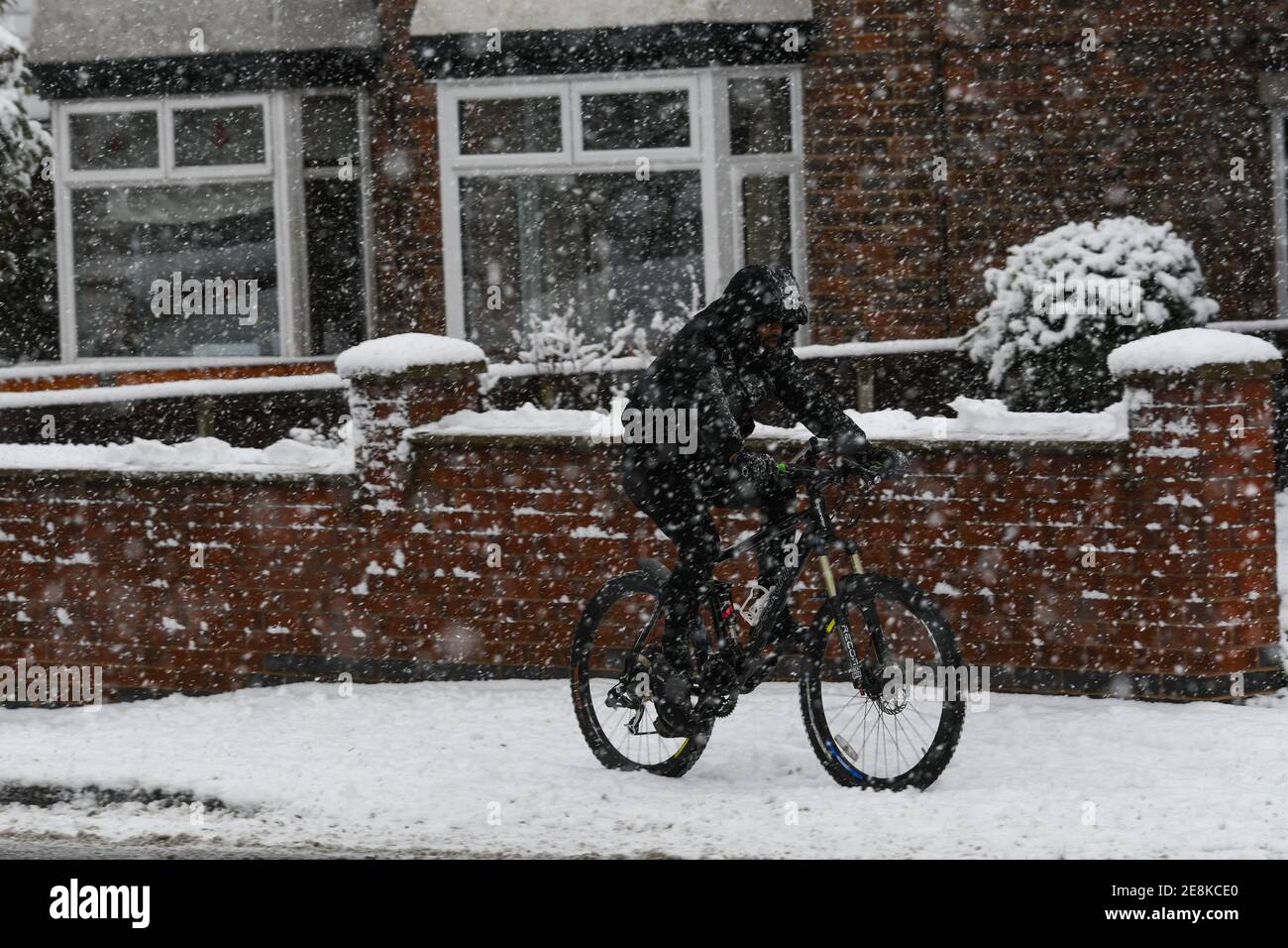 Cyclist in snow hi-res stock photography and images - Alamy