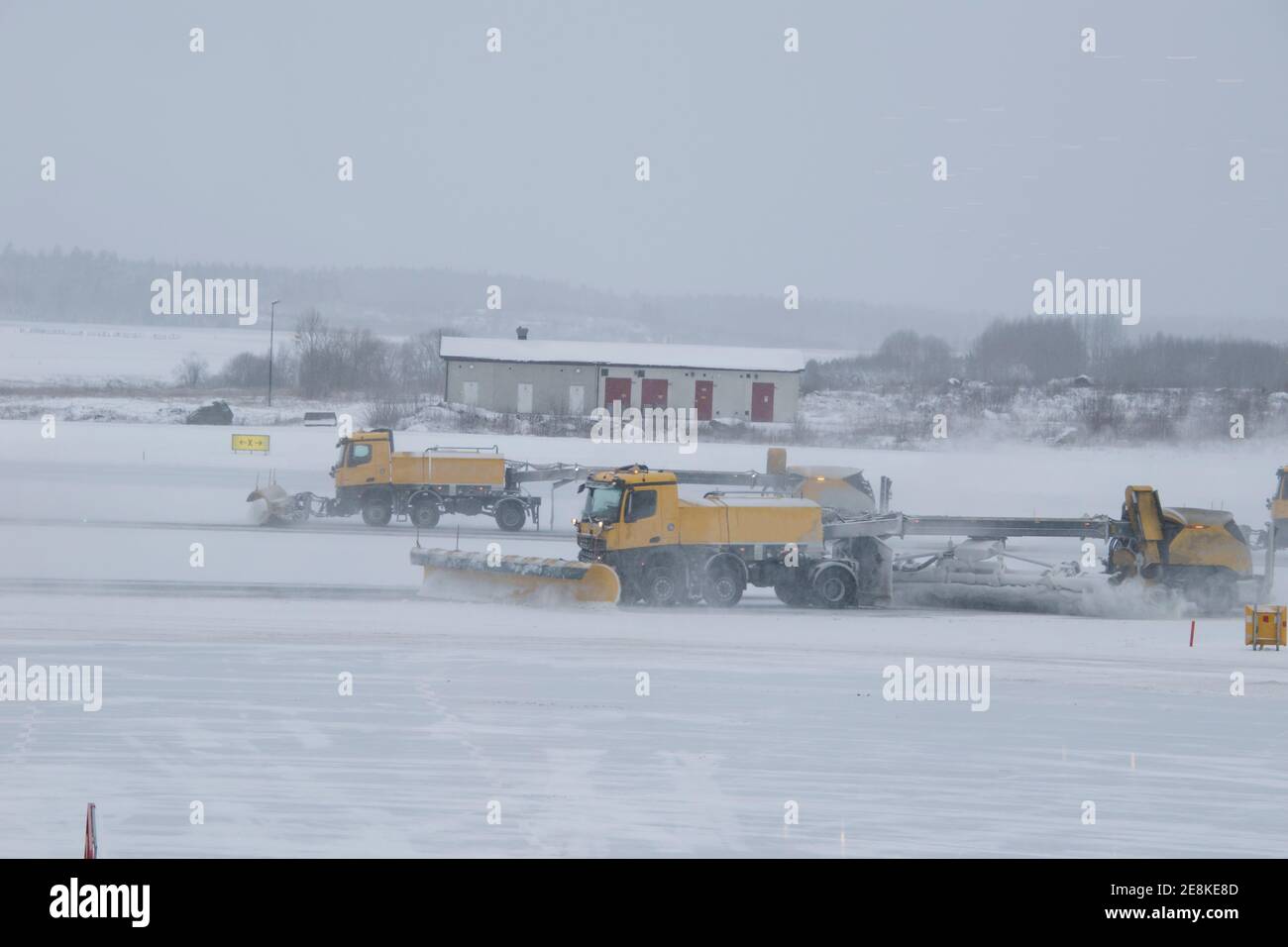 Cleaning runway hi-res stock photography and images - Alamy