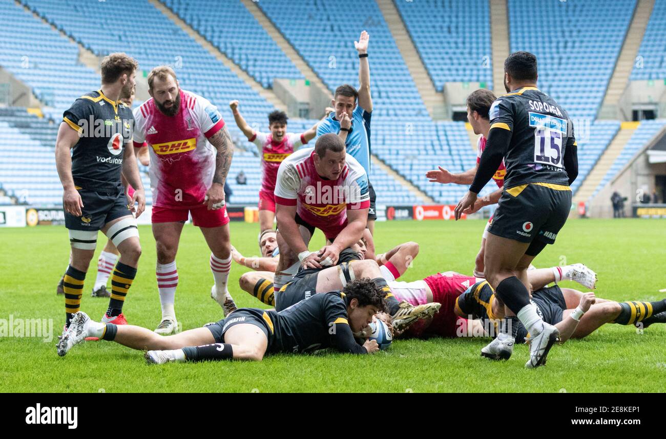Rugby union referee signals hi-res stock photography and images - Alamy