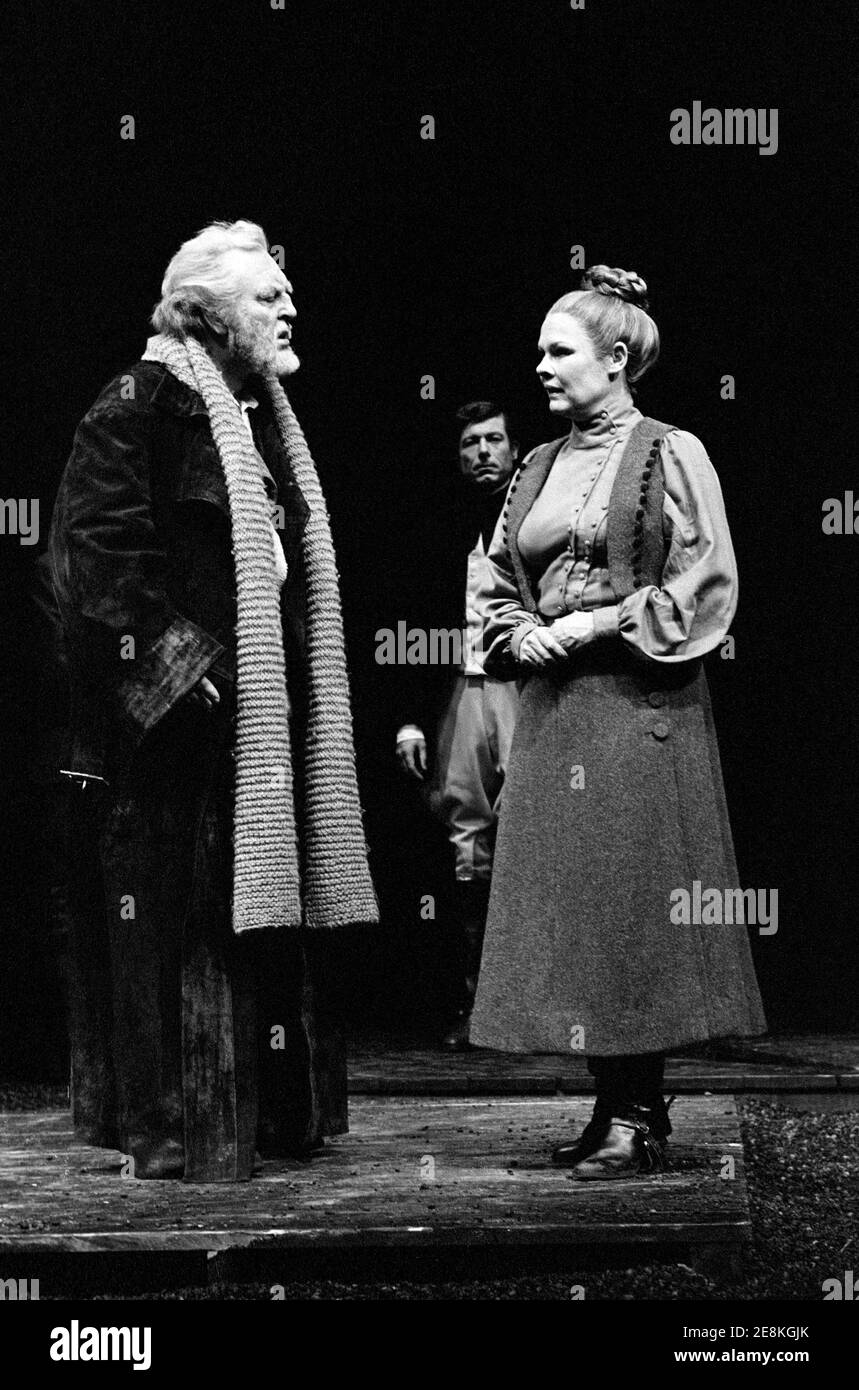 Judi dench shakespeare company hi-res stock photography and images - Alamy