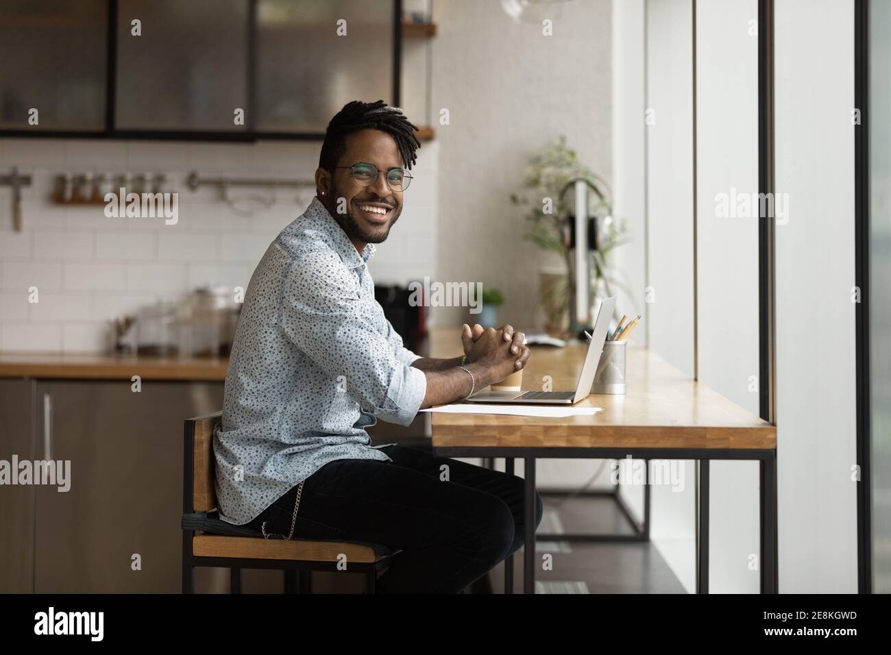 Black man computer screen hi-res stock photography and images - Alamy