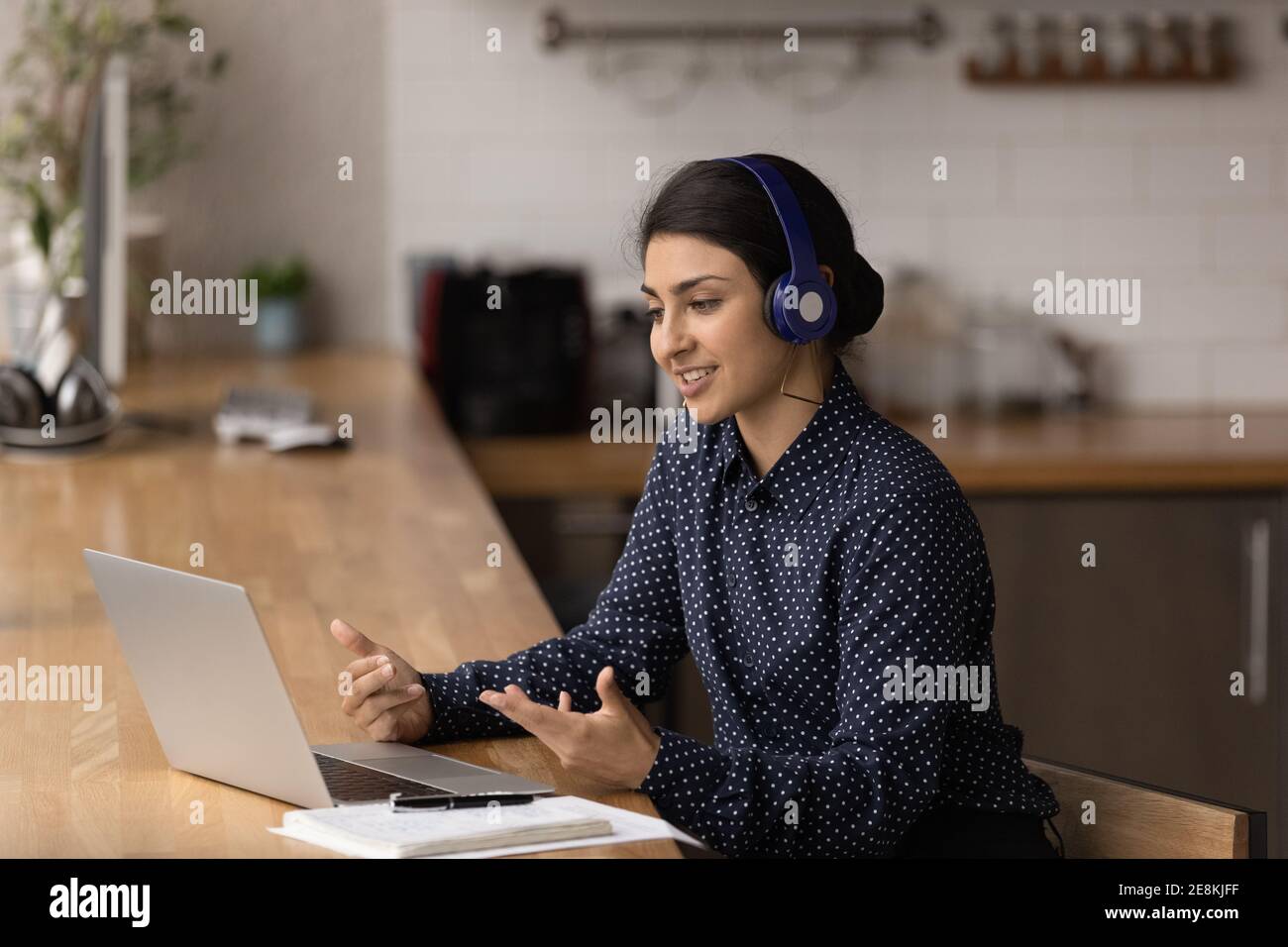 Female tutor hi-res stock photography and images - Alamy