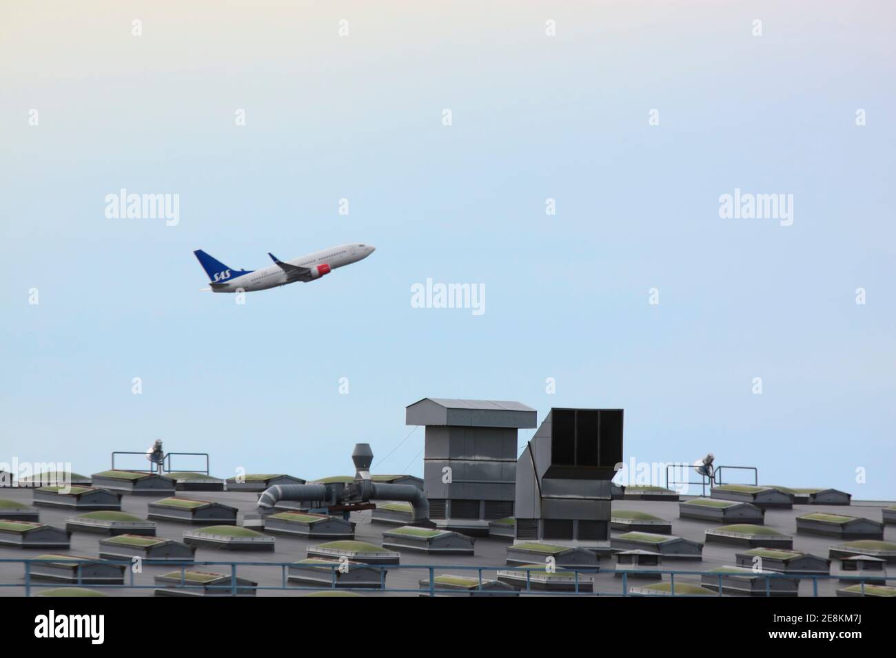 Airplane take off over hi-res stock photography and images - Alamy