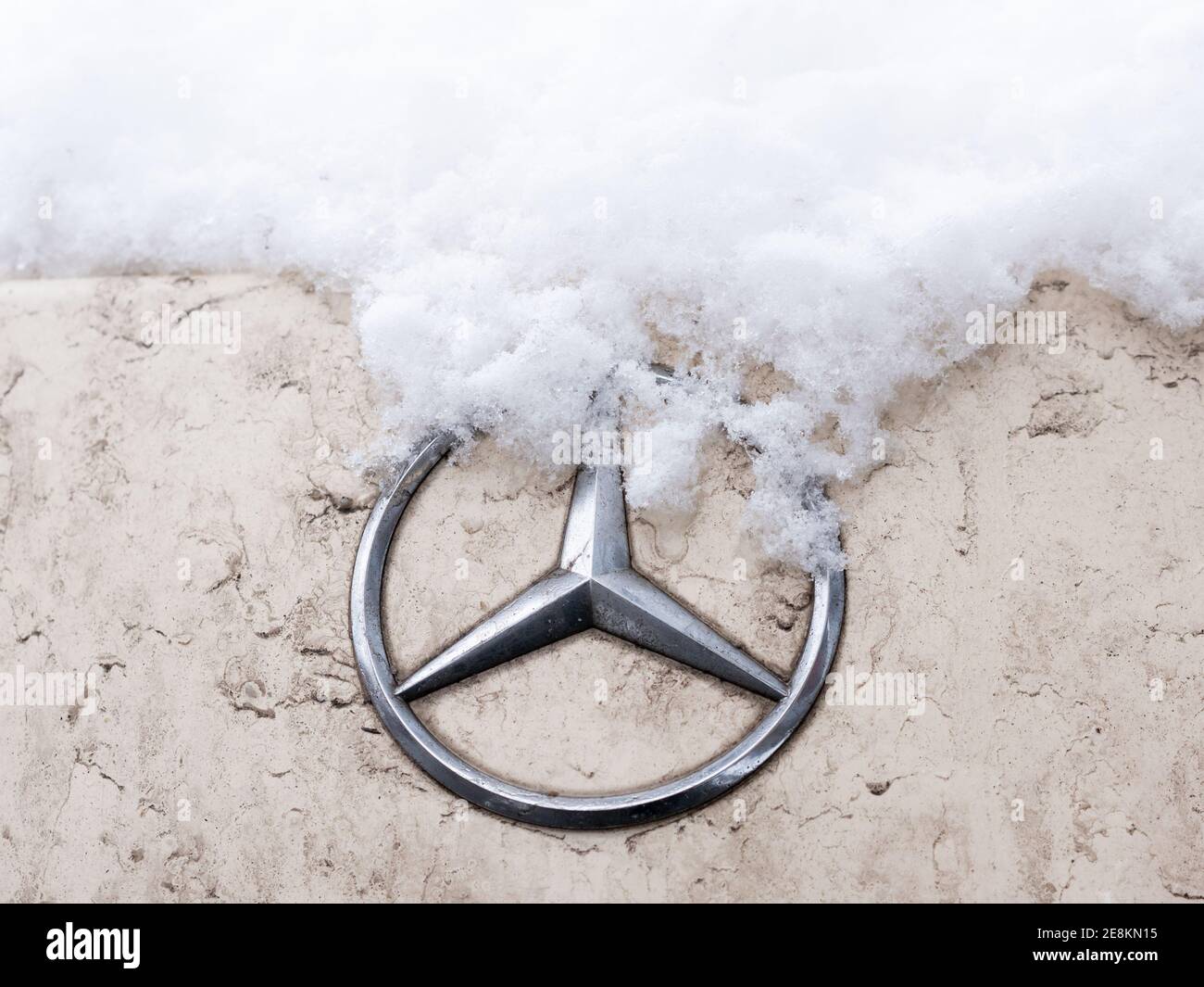 Mercedes star logo hi-res stock photography and images - Alamy