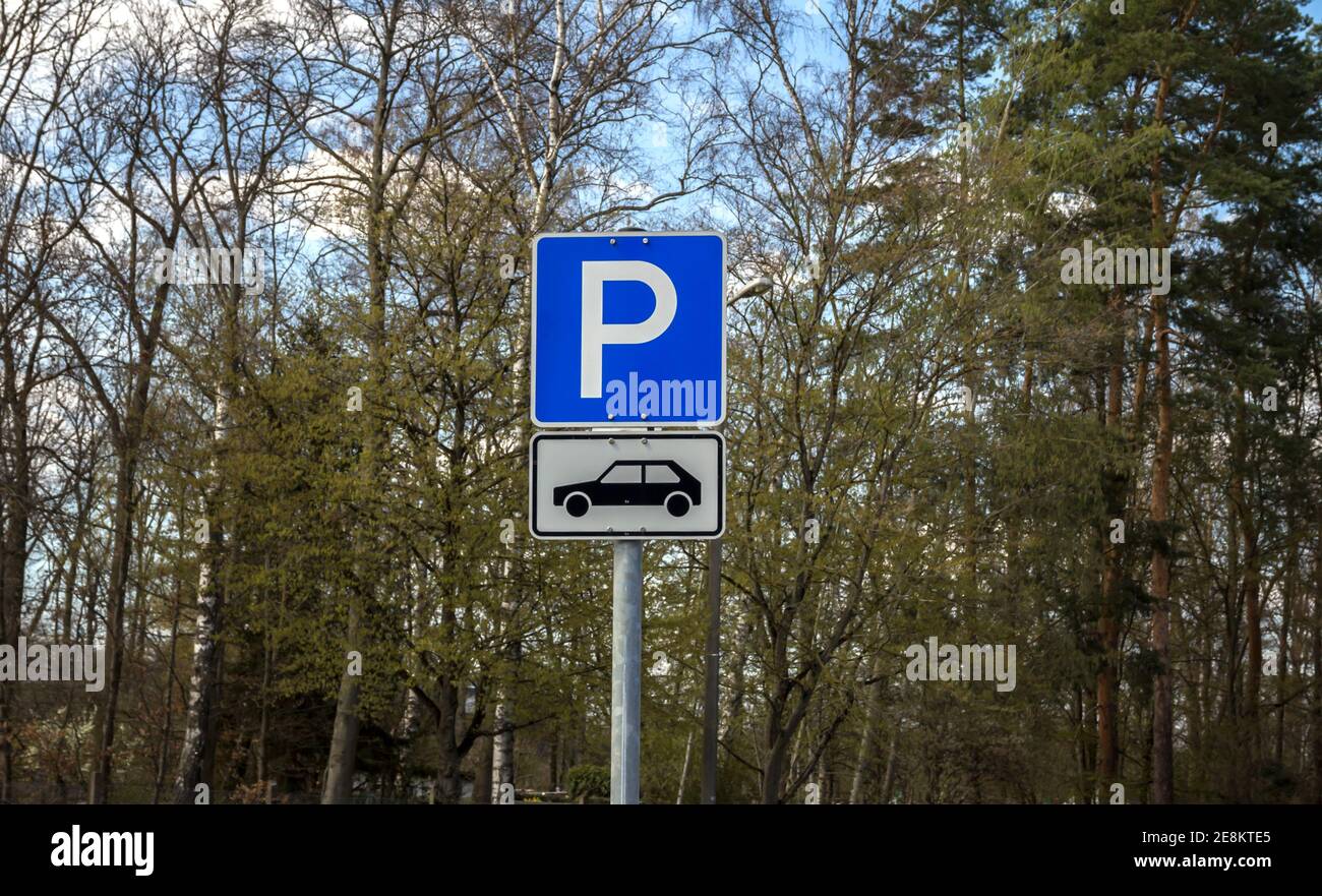 Parking allowed sign. Forest in the background Stock Photo - Alamy
