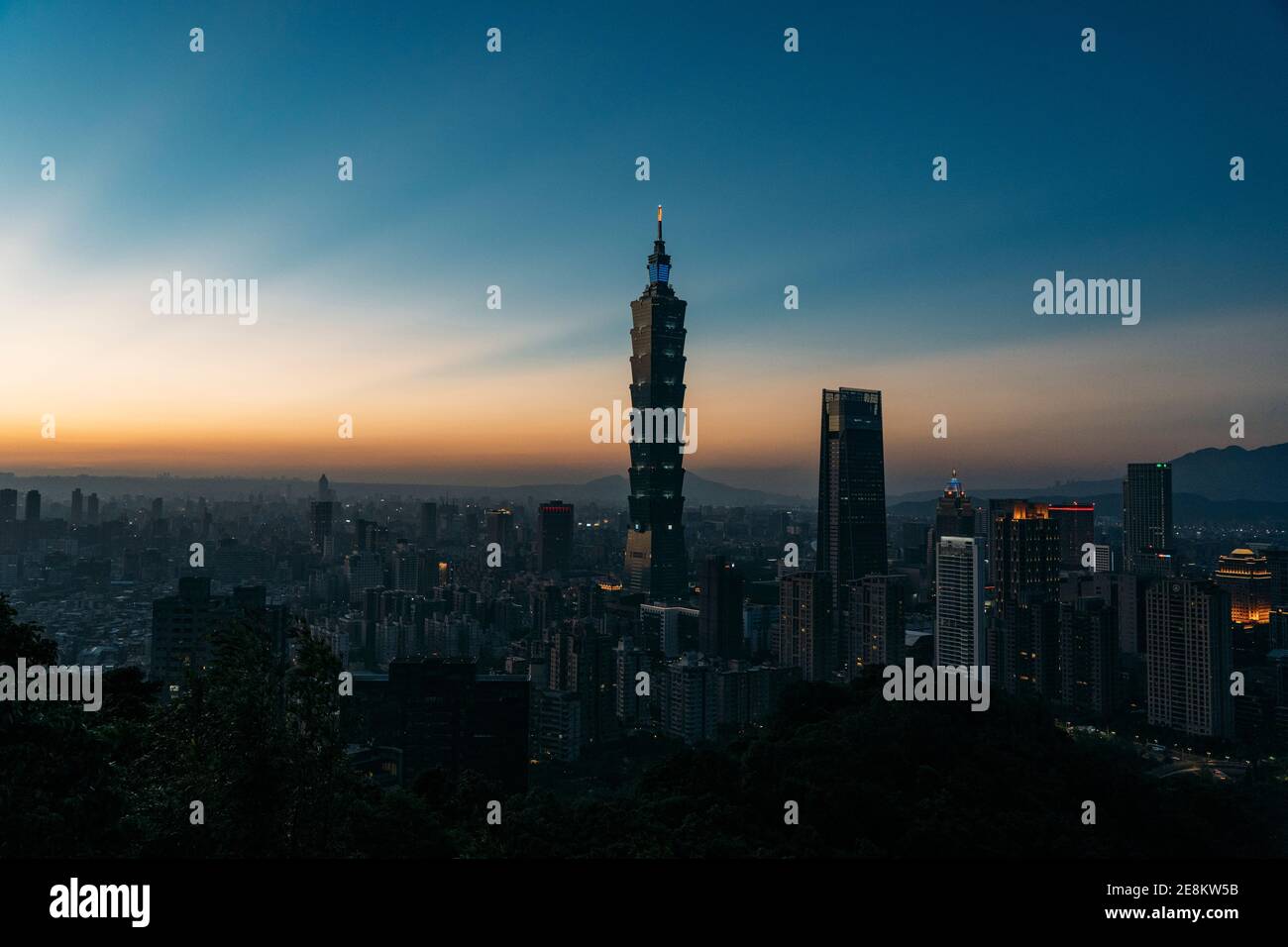 Landscape view of Taipei 101 tower and cityscape at dusk in Taipei ...