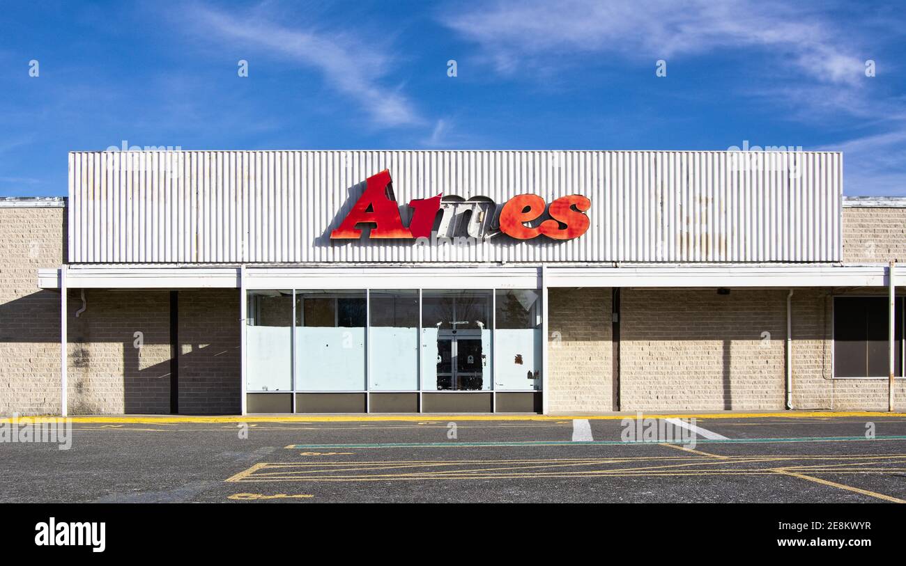 Road sign on riding house street hi-res stock photography and images ...