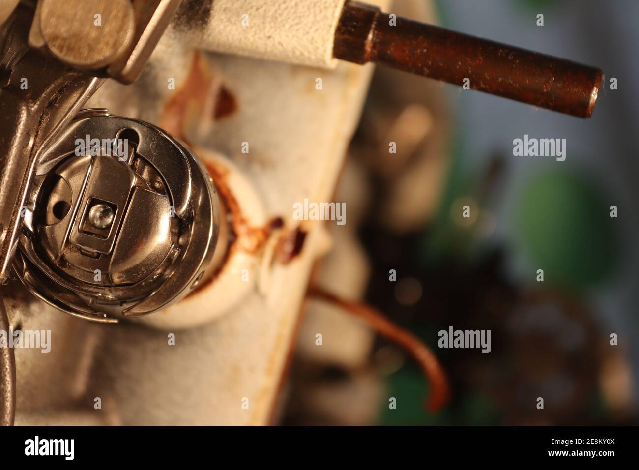 The shuttle with rotating carrier of the high speed sewing machine ...