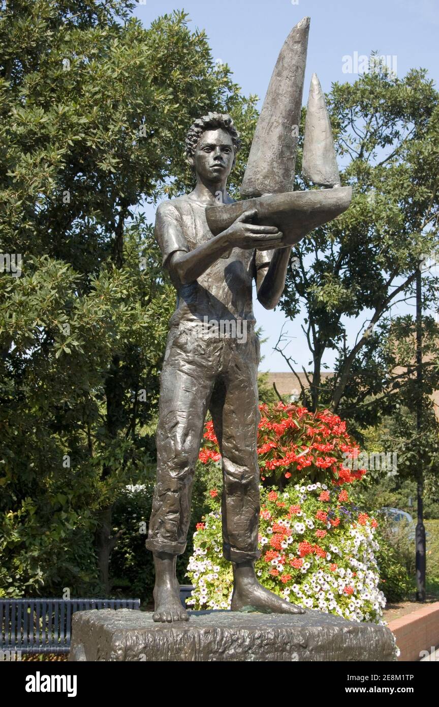 Boy statue hi-res stock photography and images - Alamy