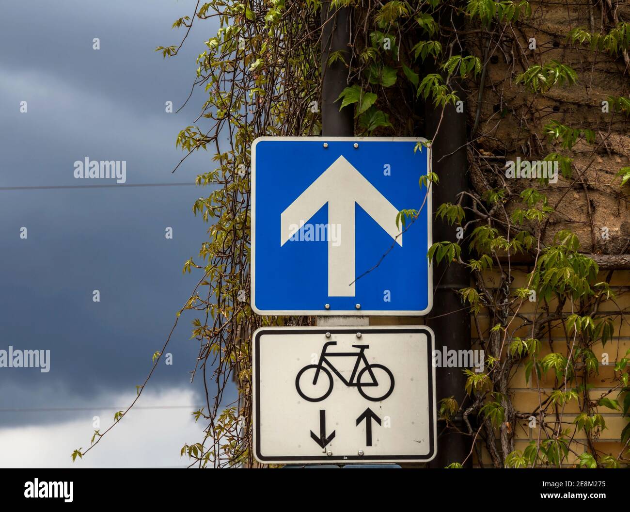 Bicycle road sign and arrow Stock Photo - Alamy