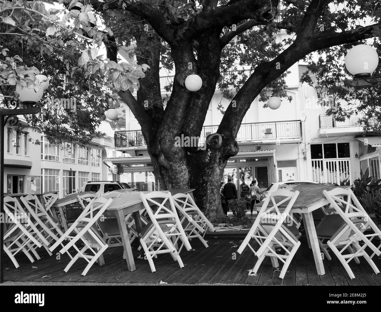 Empty chairs and empty tables hi-res stock photography and images - Alamy