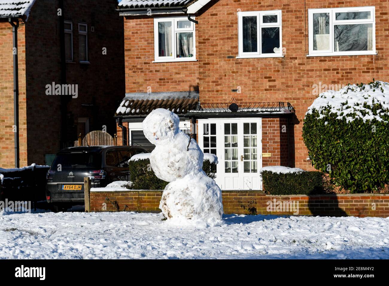 Snowman outside house hi-res stock photography and images - Alamy
