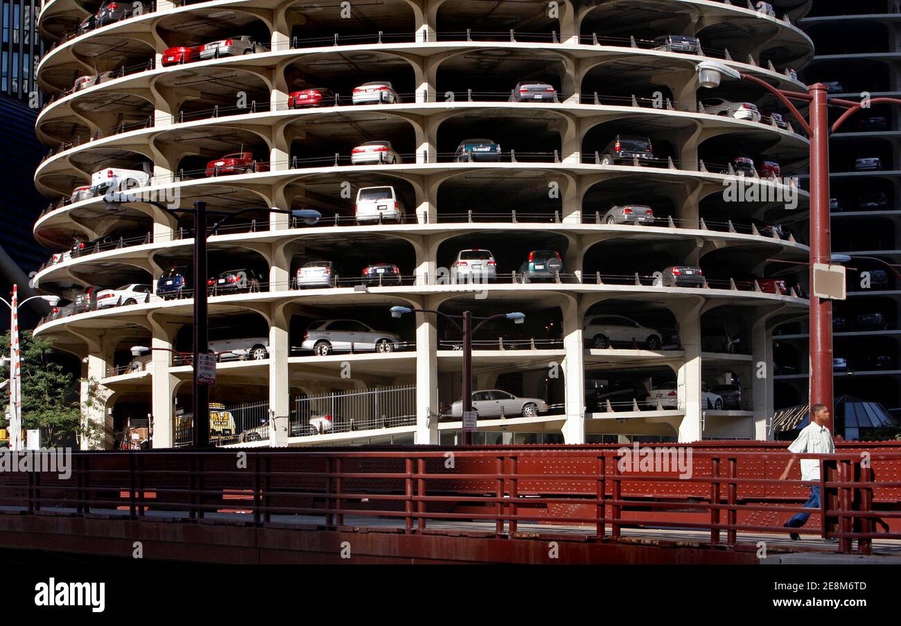 CHICAGO, USA- 30 SEPTEMBER 2007: Car garage in downtown Chicago Stock ...