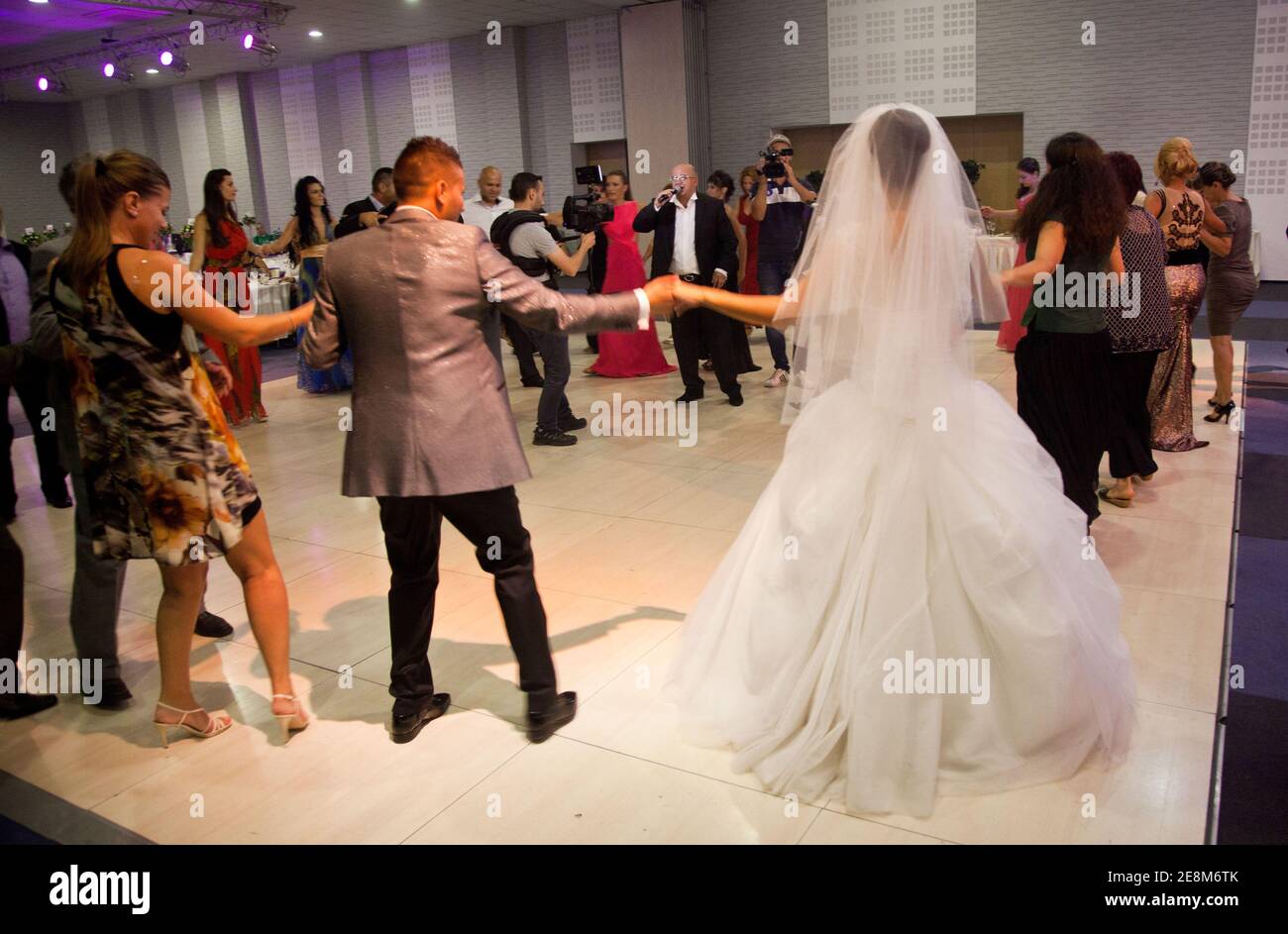 Romania wedding dance hi-res stock photography and images - Alamy
