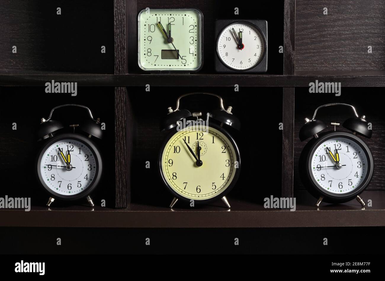 Five minute clock hi-res stock photography and images - Alamy