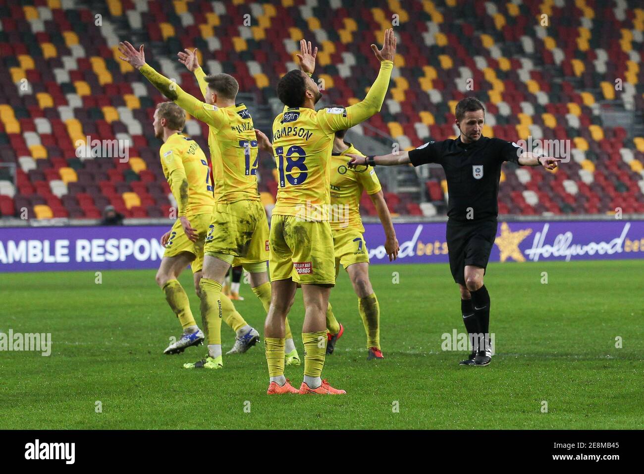 David webb referee 2021 hi-res stock photography and images - Alamy