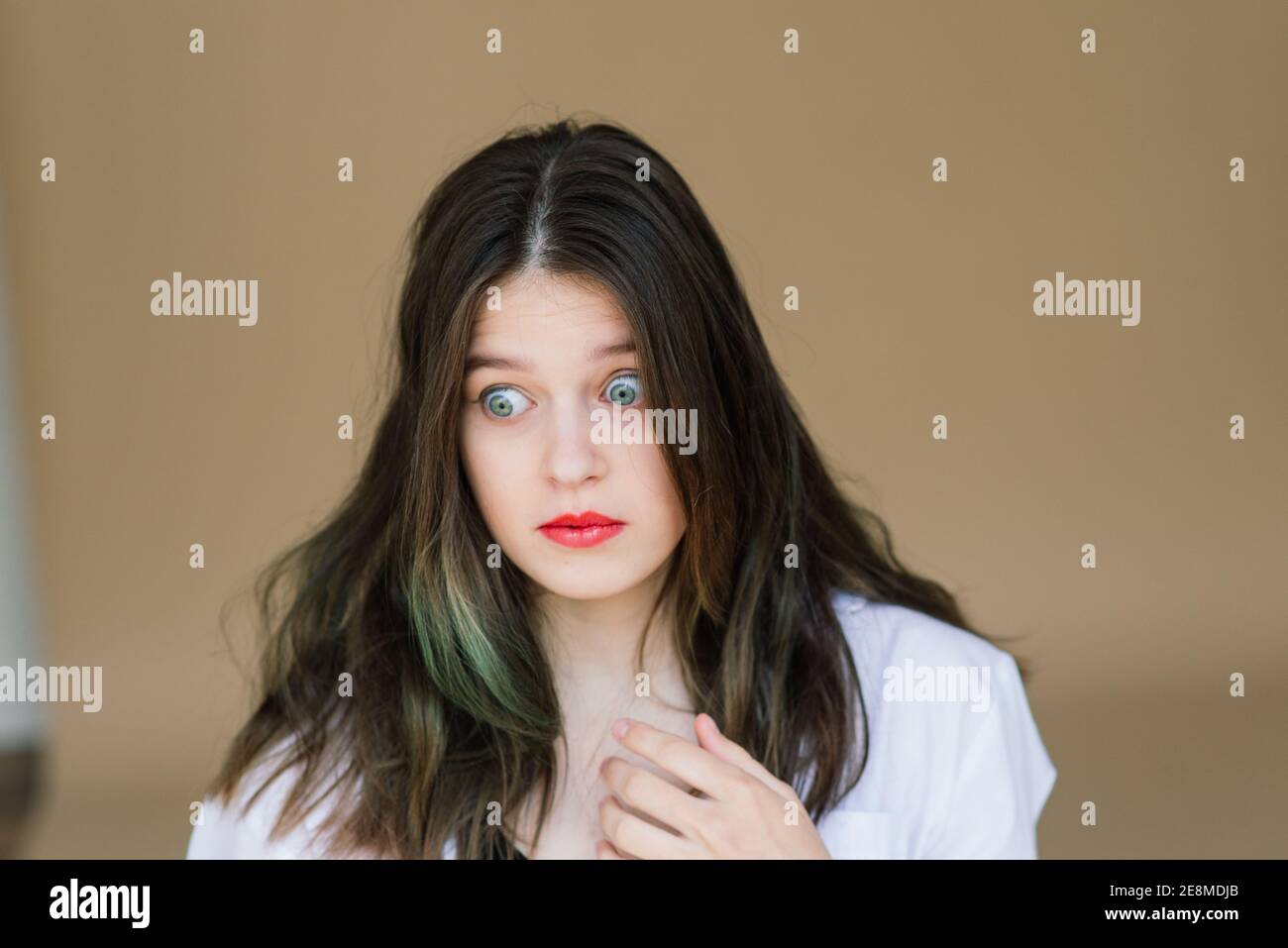 Emotional portrait of surprised woman. Amazement emotion. Studio ...