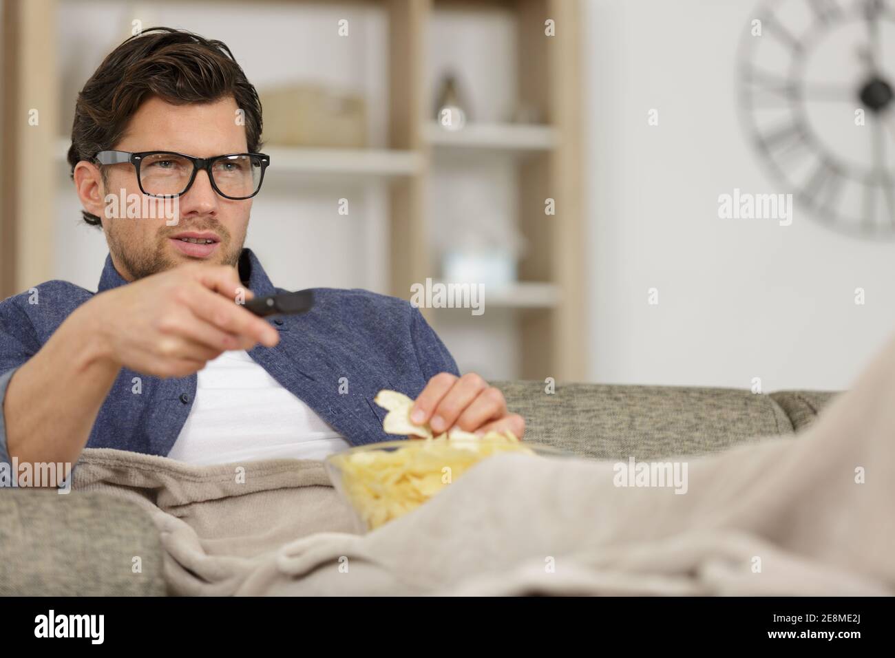Man eating crisps television hi-res stock photography and images - Alamy