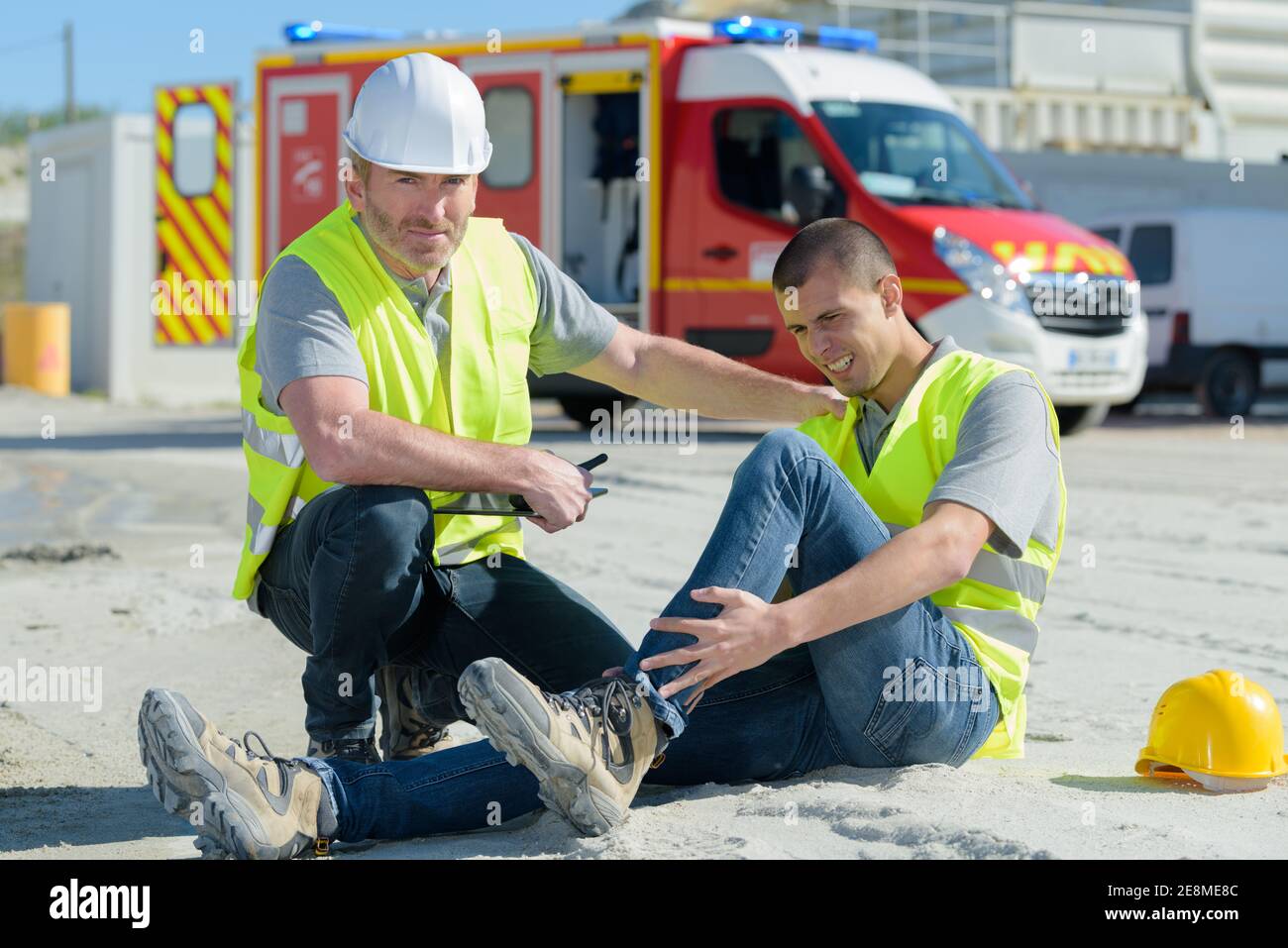 builder with leg injury in the workplace Stock Photo - Alamy