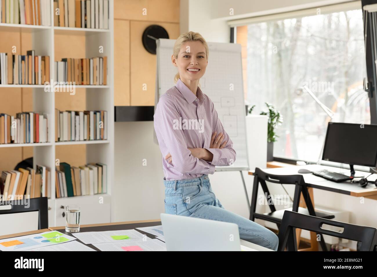 Photo young female worker hi-res stock photography and images - Alamy