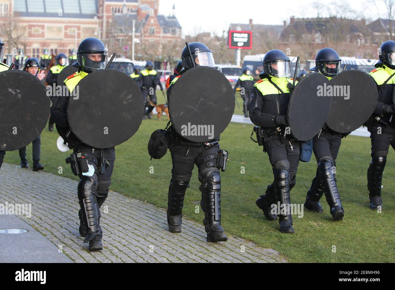 Anti riot police officers hi-res stock photography and images - Alamy
