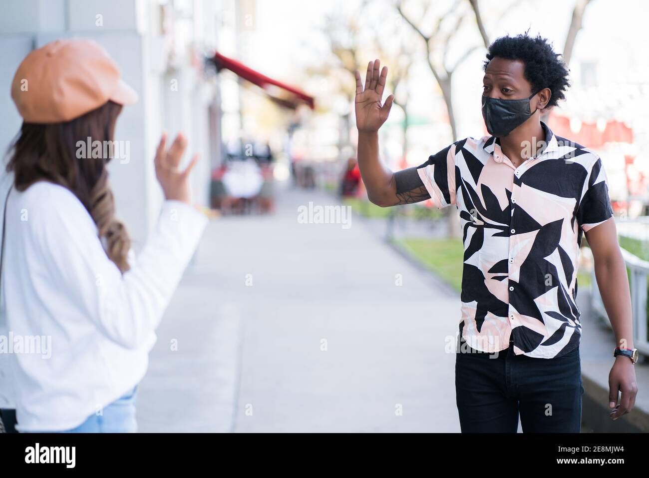 Couple wave hand to say hello Stock Photo - Alamy