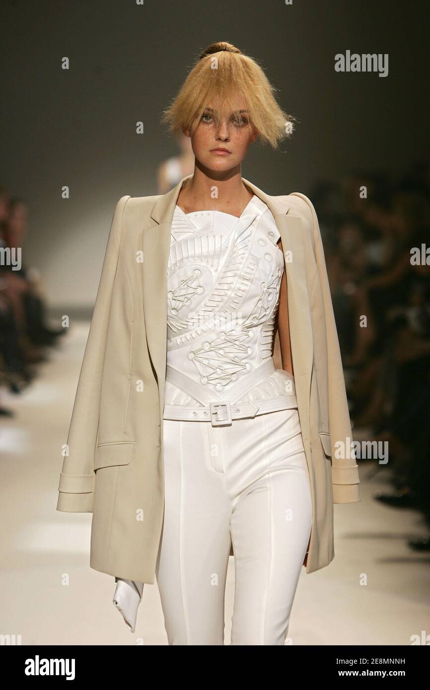 Givenchy haute couture 2007 hi-res stock photography and images - Alamy