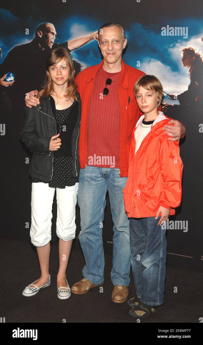 Tom Novembre and his children pose for pictures as he arrives to the ...