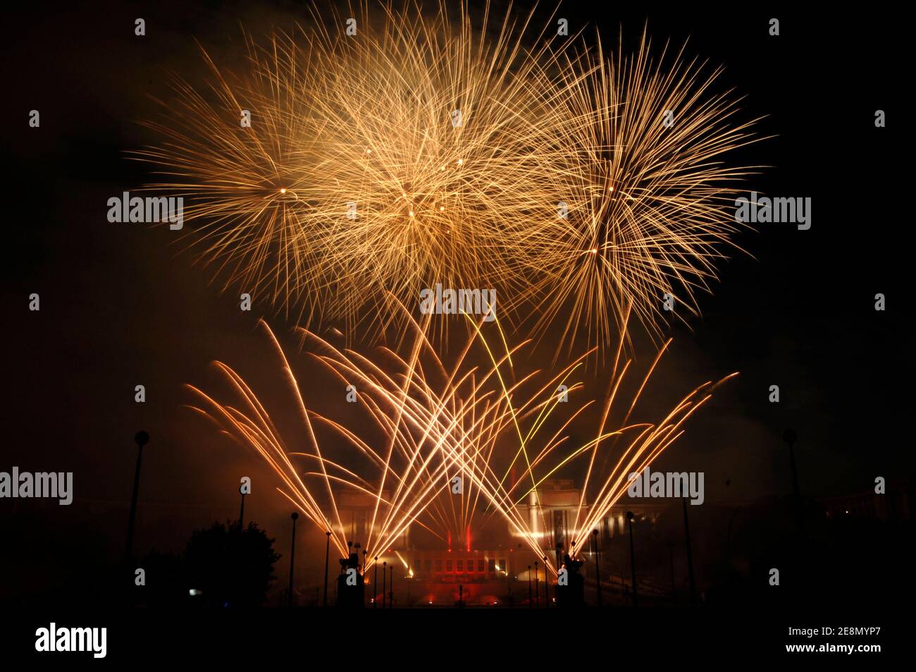14 juillet feux dartifice paris hi-res stock photography and images - Alamy