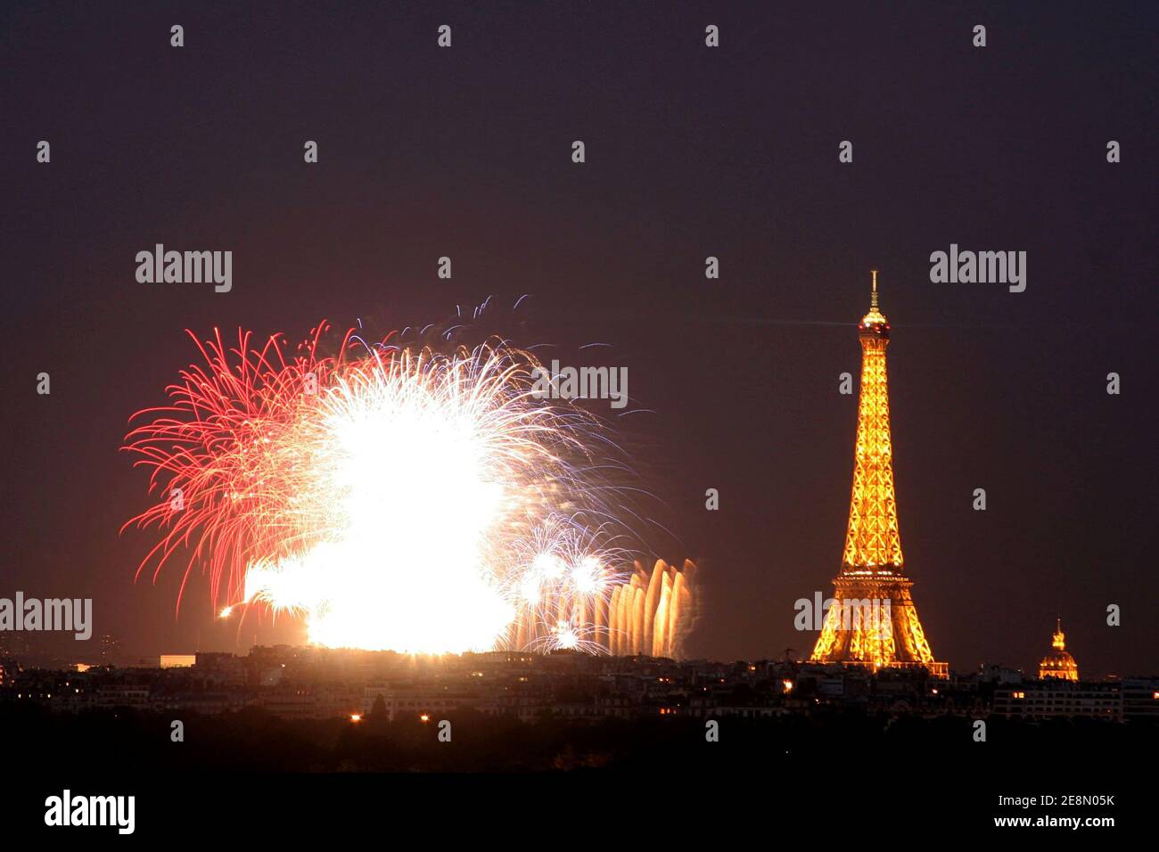 14 juillet feux dartifice paris hi-res stock photography and images - Alamy