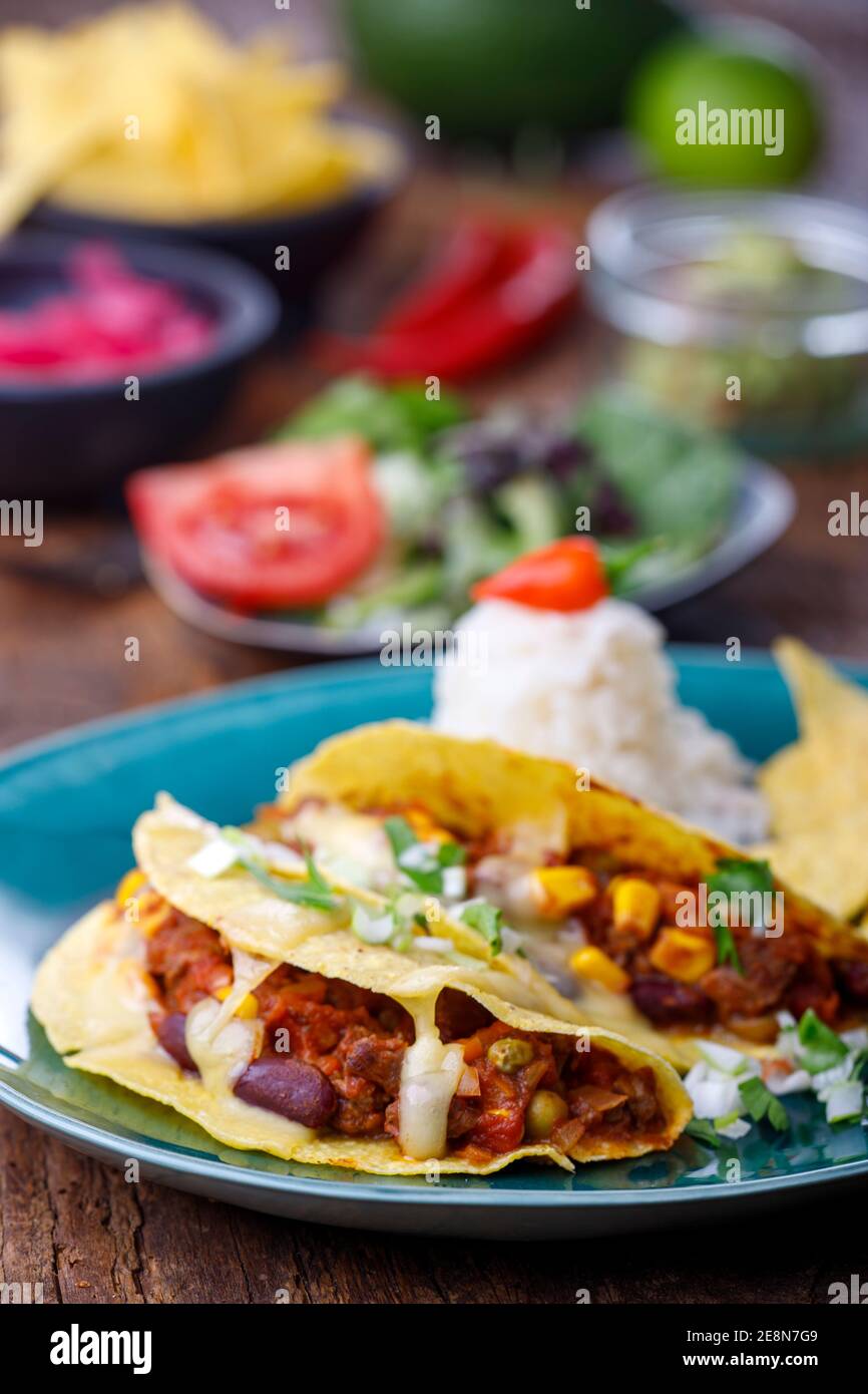 Mexikanische tacos mit reis auf holz hi-res stock photography and ...
