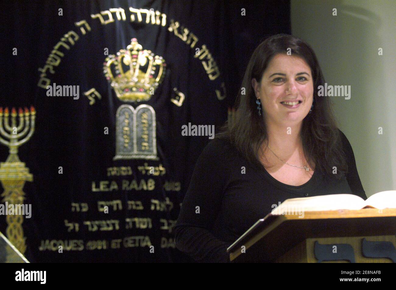 Orthodox jewish woman london hi-res stock photography and images - Alamy