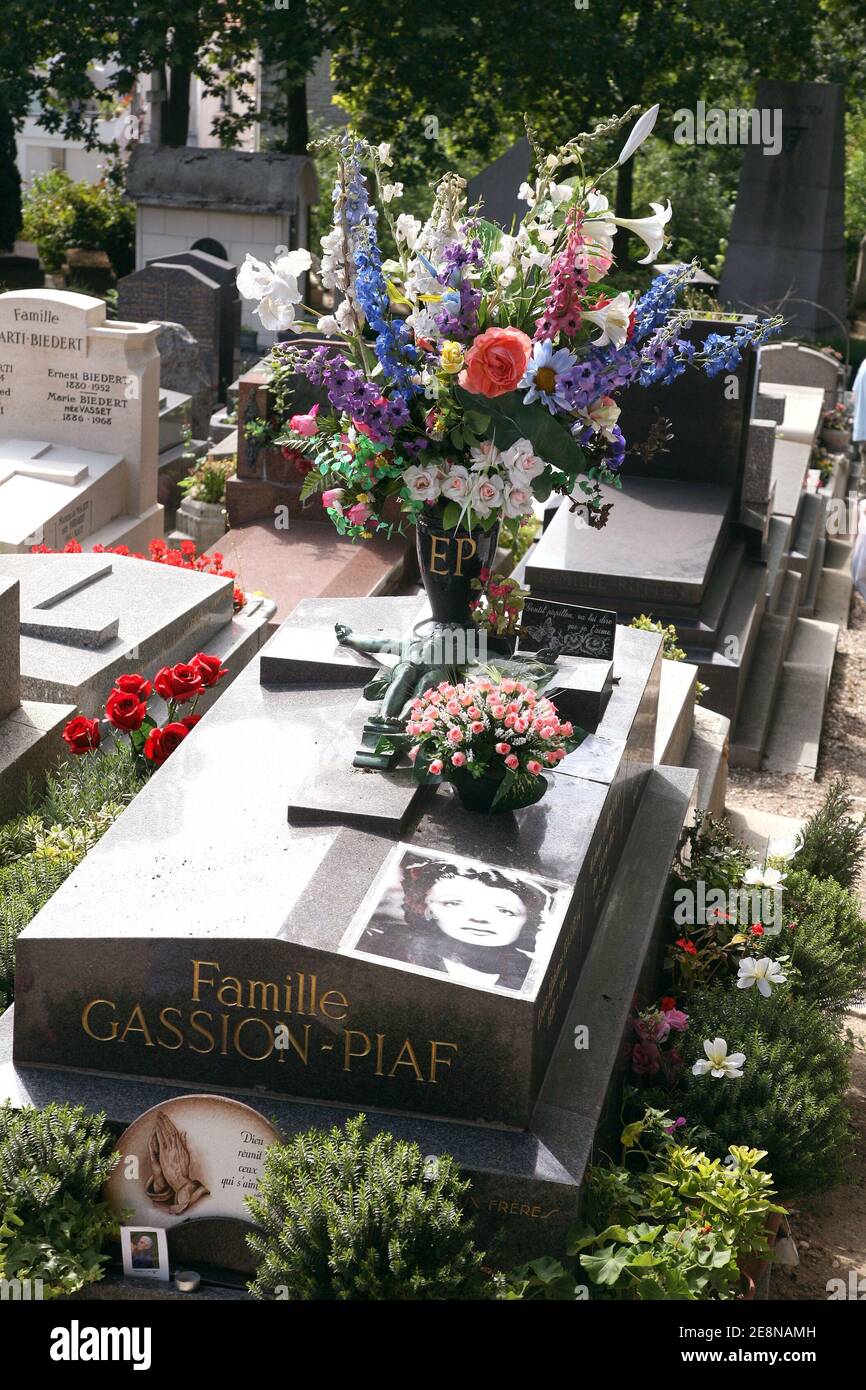 Grave edith piaf in pere hi-res stock photography and images - Alamy