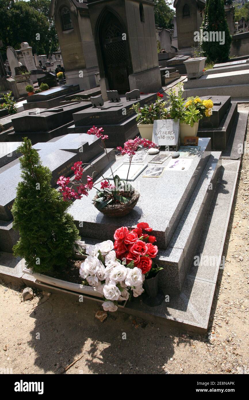Grave of jean seberg hi-res stock photography and images - Alamy