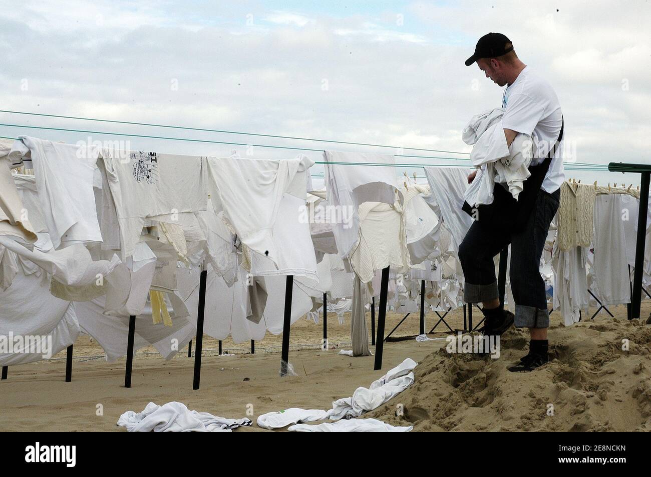 The longest Clothes Line on Earth, 35,4 km, is installed by soap brand ...