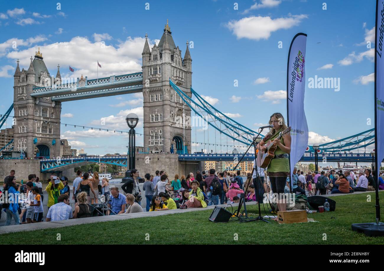Performing arts in south bank hi-res stock photography and images - Alamy
