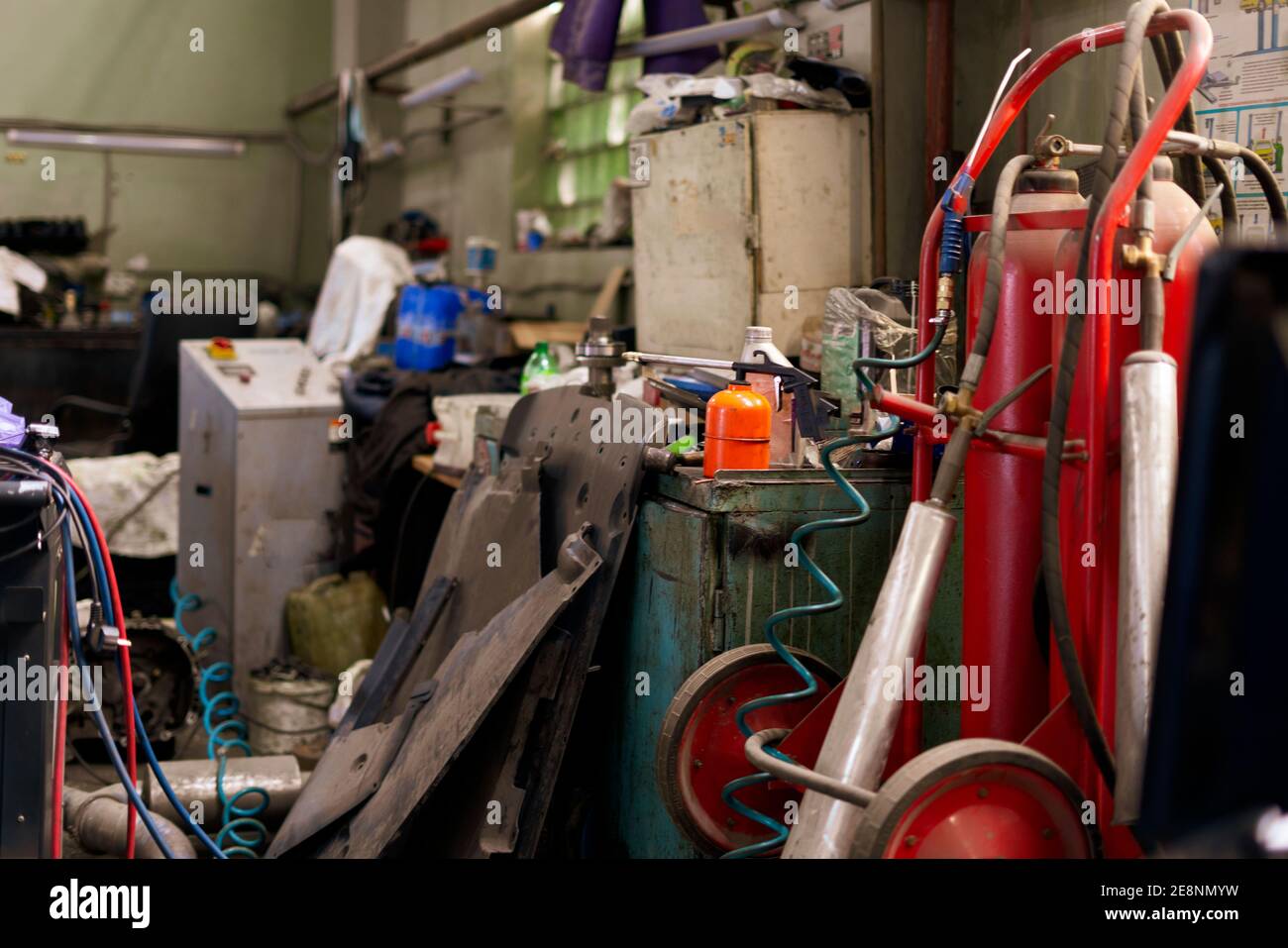 a vintage old dusty car service workshop inside Stock Photo - Alamy