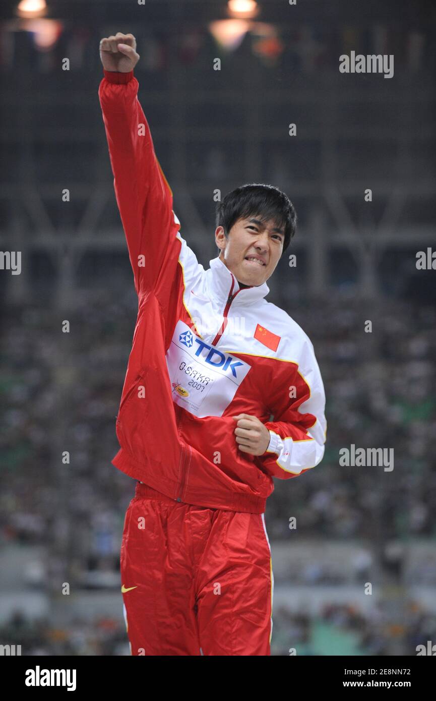 China's Liu Xiang poses with his gold medal on men's 110 meters hurdles ...