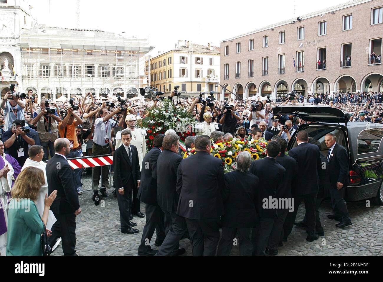 Mourners pavarotti hi-res stock photography and images - Alamy
