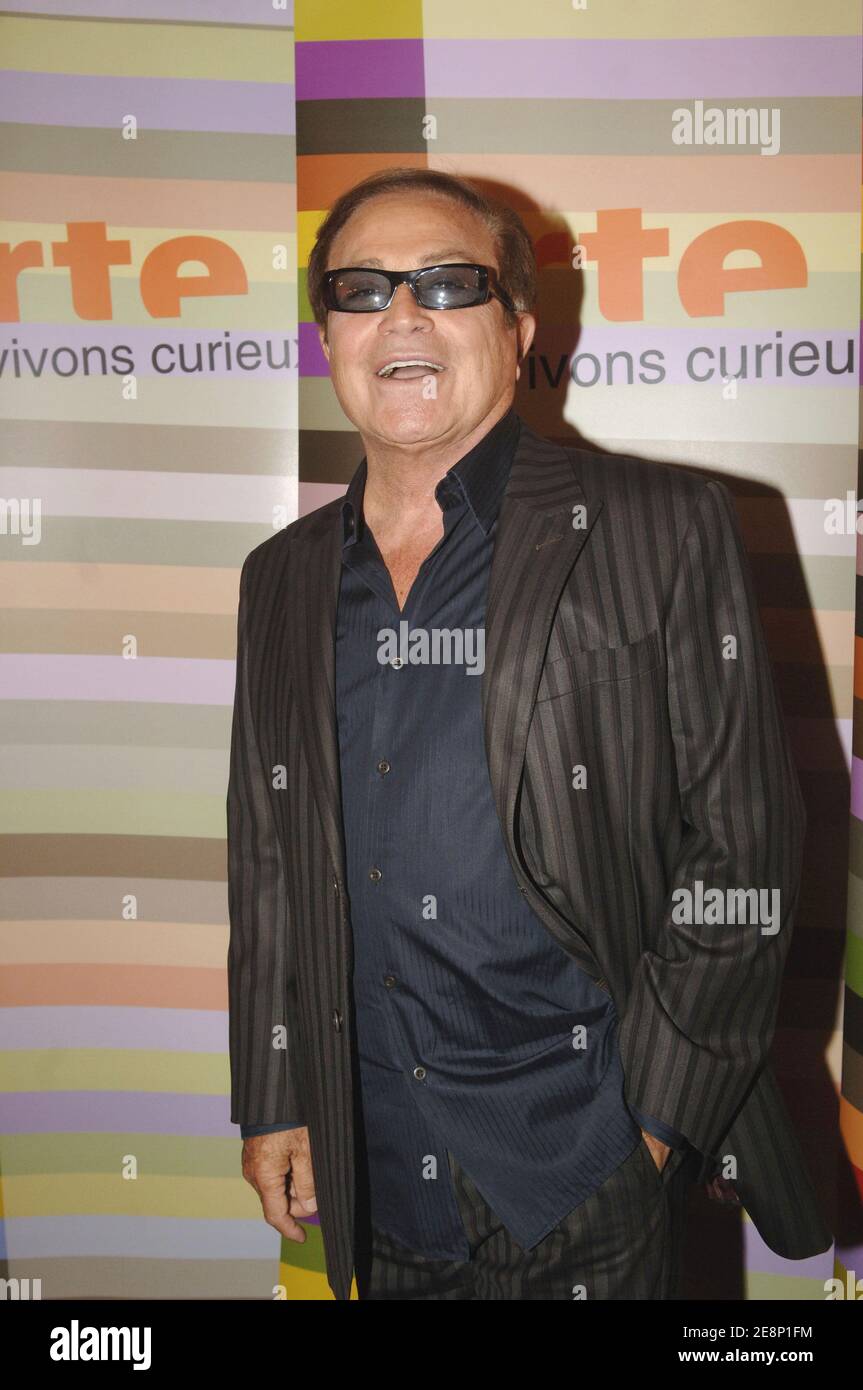 Orlando attends the Premiere of 'Monsieur Max' at the Theatre Des ...