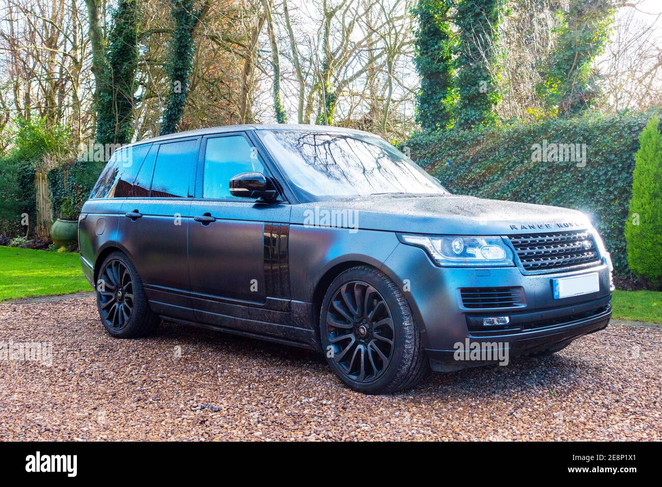 Grey range rover hi-res stock photography and images - Alamy